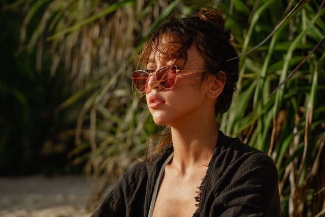 Landy Rose - Éclat Doré, Vision Rosée en Style Cateye