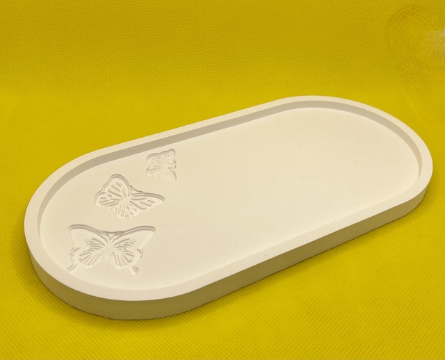 Ovaler Raysin-Teller mit Schmetterlingsmuster