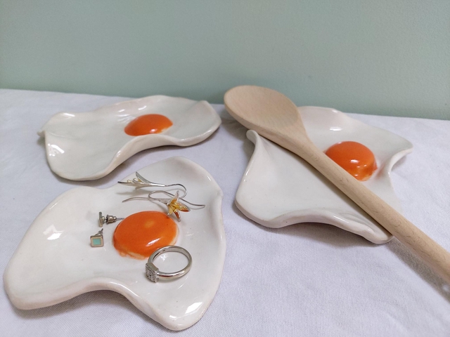 Fried egg spoon rest