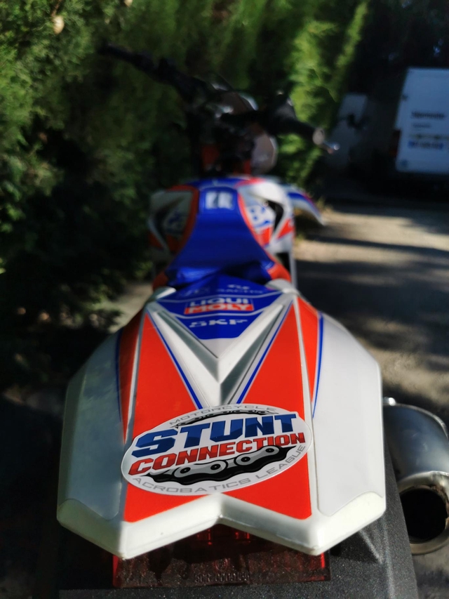 Sticker Stunt Connection